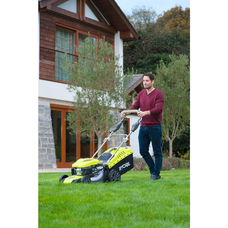 Самоходная бензиновая газонокосилка Ryobi RLM46140